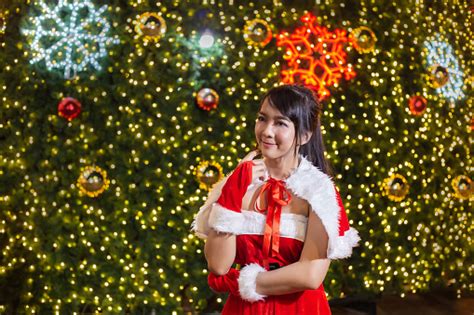 행복 하 게 웃는 산타 소녀 크리스마스 트리 배경 축 하 크리스마스와 새 해 축제와 붉은 양복에 귀 엽 다 건강한 생활방식에 대한 스톡 사진 및 기타 이미지 Istock