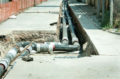 지역 난방 파이프라인 및 재건 건설 현장 안전망 울타리와 함께 거리에 병렬 선택적 초점입니다 개발에 대한 스톡 사진 및 기타 이미지 Istock