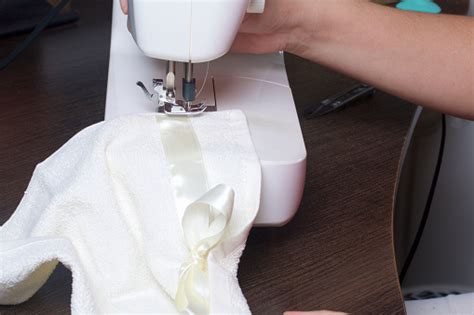 봉 제 의류는 개별 기업에 의해입니다 여자는 봉 제 기계에서 작동합니다 수건에 장식용 바느질 가위에 대한 스톡 사진 및 기타 이미지 Istock