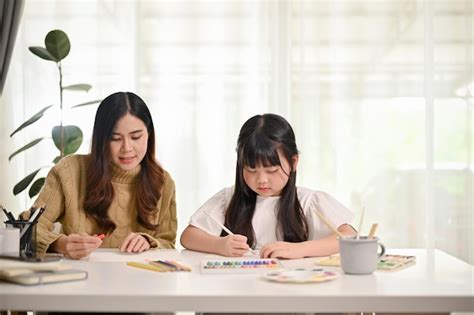 Ein Entzückendes Kleines Asiatisches Mädchen Das Sich Auf Das Malen