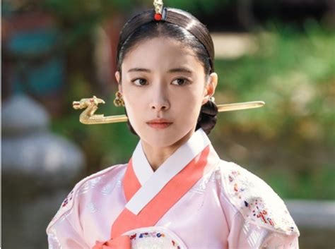 현재 역대급 너무 예뻐 난리난 여배우 한복자태 공개한복 입고 태어난듯 어썸클