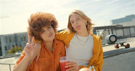 어리석은 친구와 여자는 포옹 초상화 및 야외 활동을 통해 재미 행복 및 양질의 시간을 함께합니다 얼굴 여성 및 행복한 숙녀는 캐주얼 한 옷 취미 및 여름 방학으로 포옹하고