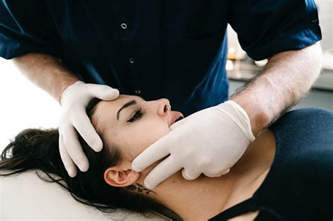 물리 치료사 는 젊은 성인 여성 환자에 카이로 프랙틱 기술을 연습 물리치료에 대한 스톡 사진 및 기타 이미지 물리치료 대체