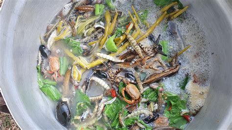 อิสานบ้านดงน้อย ต้มรวมมิตรใส่บักส้มลม แมงอีด แมงโป้งเป้ง