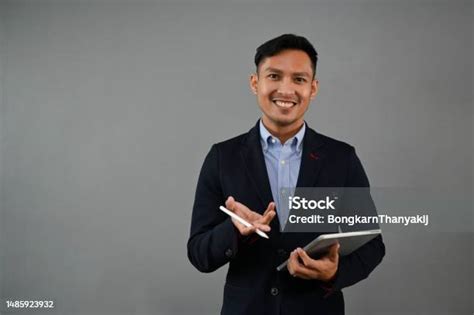 성공한 아시아 사업가는 태블릿을 들고 고립된 회색 배경에 서 있다 35 39세에 대한 스톡 사진 및 기타 이미지 35 39세 감정 경영자 Istock