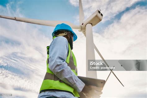 풍력 터빈 엔지니어 인간과 재생 가능 에너지 전력 및 전기를 위한 하늘이 있는 노트북 농장 풍차 생태 및 녹색 환경 검사 및 유지 보수를위한 전기 기술자 또는 기술자 풍력