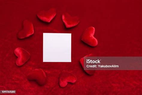 달 콤 하 고 낭만적인 순간 발렌타인 사랑 개념에 붉은 바탕에 레드 심장 모양 개념에 대한 스톡 사진 및 기타 이미지 개념 개념과 주제 건강관리와 의술 Istock