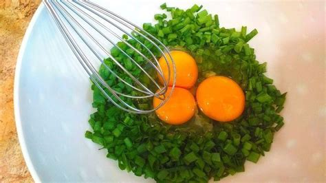 Збиваю зелену цибулю з яйцем Смакота яка розлітається швидше за гарячі пиріжки