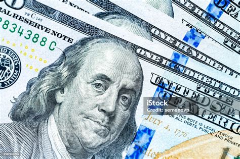 벤자민 프랭클린이 등장하는 100달러 지폐의 클로즈업 이 이미지는 통화의 복잡한 세부 사항을 강조하여 생생한 색상과 질감을 보여줍니다 금융 테마에 적합합니다 0명에 대한