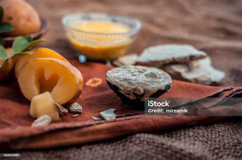 감자 주스와 풀러의 흙을 유리 그릇에 담은 스팟 환원 처리를 위한 페이스 마스크 전체 원료 수평 샷 Electrolysis에 대한 스톡 사진 및 기타 이미지 Istock