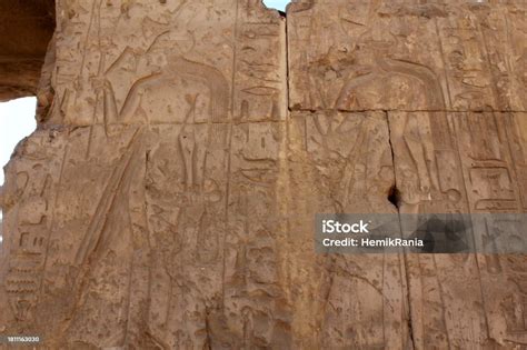 이집트 소하그에 있는 세티 1 사원의 벽과 기둥에 새겨진 비문 건축에 대한 스톡 사진 및 기타 이미지 Istock