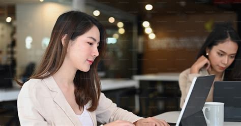 태블릿 컴퓨터를 사용하고 사무실에서 함께 일하는 두 젊은 사업가 사진 Unsplash의 앉아 이미지