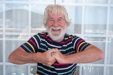 한 선임 남자 흰 수염과 손으로 몸짓 머리 파란 눈과 큰 미소 재미있는 표현 스트라이프 티셔츠 컬러풀 감정에 대한 스톡 사진 및 기타 이미지 Istock