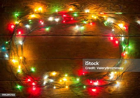 판자 배경에 크리스마스 조명입니다 휴일 배경 창 자 새 해 디자인에 대 한 소박한 나무 배경에 다채로운 조명입니다 메리 크리스마스 빈티지 카드입니다 오래된 나무 테이블입니다