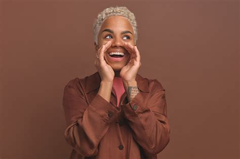 젊은 쾌활한 아프리카계 미국인 여자가 큰 소리로 손을 입에 대고 외친다 갈색에 대한 스톡 사진 및 기타 이미지 갈색 곱슬 머리 광고 Istock