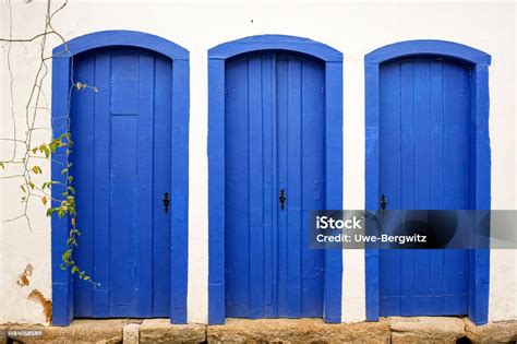 브라질 유네스코 세계문화유산 마을 파라티에 있는 세 개의 전형적인 파란색 나무 문이 있는 집 외관 0명에 대한 스톡 사진 및 기타 이미지 Istock