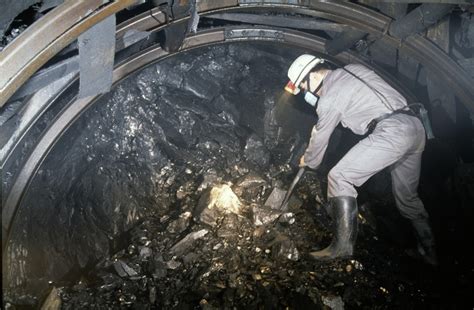 채탄 광부의 하루 막장 현장 스케치