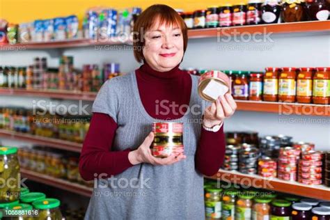 선택 여자 구매자 통조림 슈퍼마켓에서 틴에서 물고기 음식 50 59세에 대한 스톡 사진 및 기타 이미지 50 59세 고객 고름 Istock