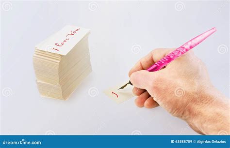 Рука человека с старой ручкой и карточками белой бумаги Стоковое Изображение изображение