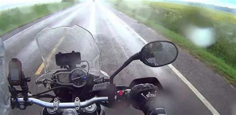 雨天骑摩托车需要注意哪些事？ 知乎