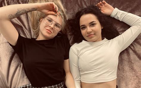 Carmenmoore Webcam Model Profile Tiktits