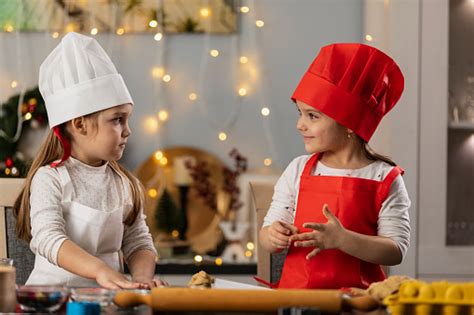 진저 브레드 쿠키를 만드는 동안 두 사랑스러운 어린 소녀 결합 12월에 대한 스톡 사진 및 기타 이미지 12월 2명 4 5세 Istock