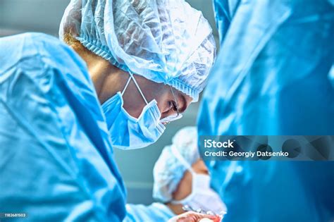 수술 중 보호 마스크와 모자를 착용한 젊은 여성 외과 의사의 초상화를 닫습니다 의료의학 교육수술 개념 2명에 대한 스톡 사진 및 기타 이미지 Istock