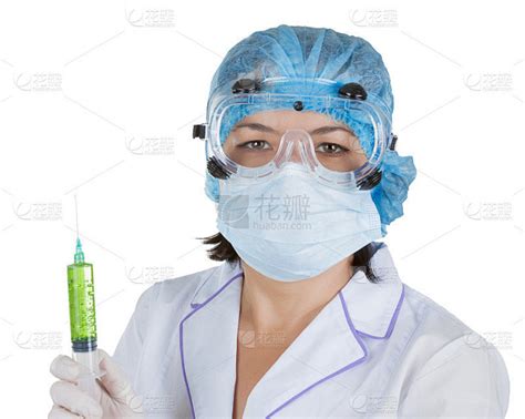 手里拿着注射器的年轻女医生
