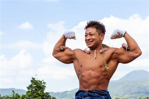 【筋肉で地方創生】マッスルプラスが佐賀県唐津のさつま芋農家とコラボ！新作マッチョフリー素材「芋堀りのマッチョ」を入荷しました 株式会社