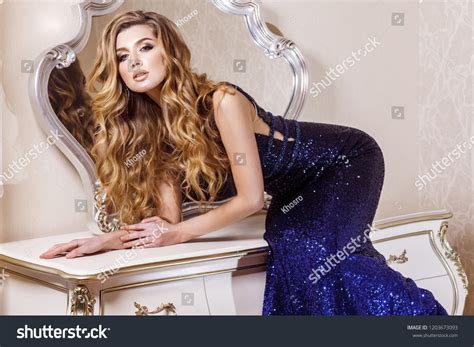 Sexy Blonde Woman Long Curly Hairstyle Foto Stok Shutterstock