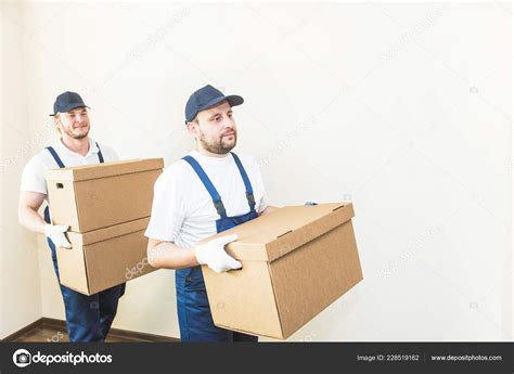 아파트에 이동에 대 한 골 판지 상자를 로드 하는 배달 사람 교통 작업 바지에서 남성 로더 전문 작업자 — 스톡 사진 © Ufalab 228519162