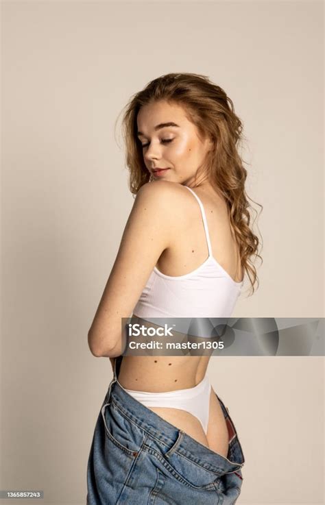 회색 배경 위에 고립 된 포즈를 취하는 청바지 점퍼 수트를 입은 젊은 아름다운 슬림 소녀의 초상화 자연의 아름다움 섹시한 여성에 대한 스톡 사진 및 기타 이미지 Istock