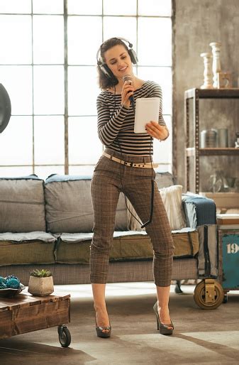 전체 길이 세로는 여자의 노래 노래방기계 있는 로프트 스위트 금연 가정의 방에 대한 스톡 사진 및 기타 이미지 가정의 방 거실 노래 Istock