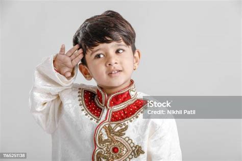 귀여운 인도 아시아 의 작은 소년 에 민족 착용 과 경례 국기 1월에 대한 스톡 사진 및 기타 이미지 1월 Republic