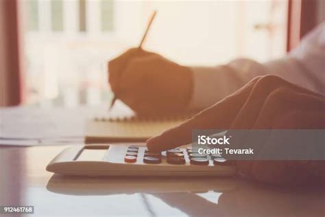 남자 손 쓰기와 재무 계산기를 사용 하 여을 집에서 책상에 금융 데이터 분석 및 가계에 대한 스톡 사진 및 기타 이미지 가계