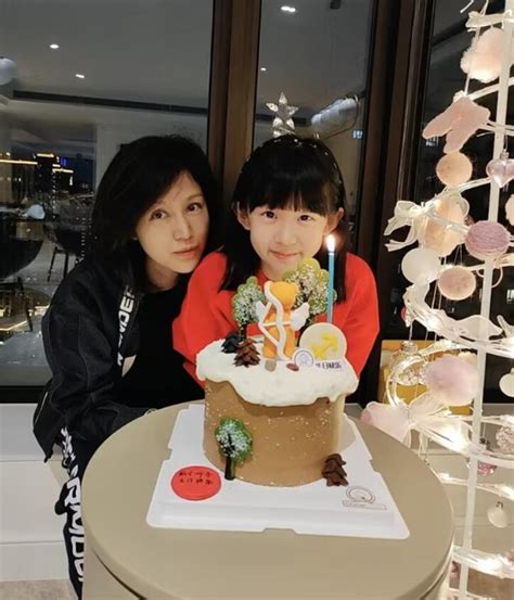 陆毅鲍蕾与小女儿合影庆生 11岁小叶子腼腆露笑颜值高 新浪图片