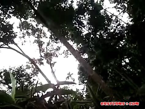 Indonesian Cewek Jilbab Tudung Ciuman Dan Pamer Susu