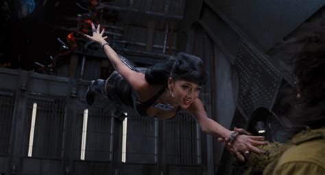 Голая Николь Шерзингер в Люди в черном 3