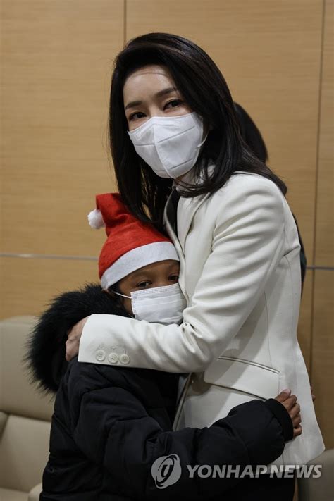 심장수술 받은 캄보디아 아동 격려하는 김건희 여사 연합뉴스