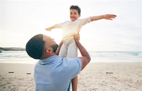 Feliz Padre E Hijo Jugando En La Playa Y Vacaciones De Verano Con Viajes De Felicidad Y Unión
