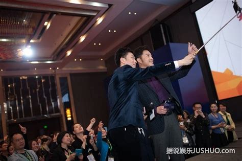 沙溢武汉出席活动 与粉丝亲密互动玩自拍