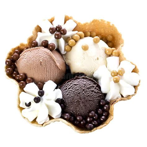 Мороженое шоколада с сливк в шаре Waffle Стоковое Изображение изображение насчитывающей