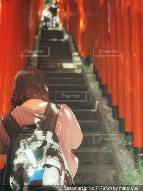 階下から鳥居を撮る少女の後ろ姿の写真画像素材 7178724 Snapmartスナップマート