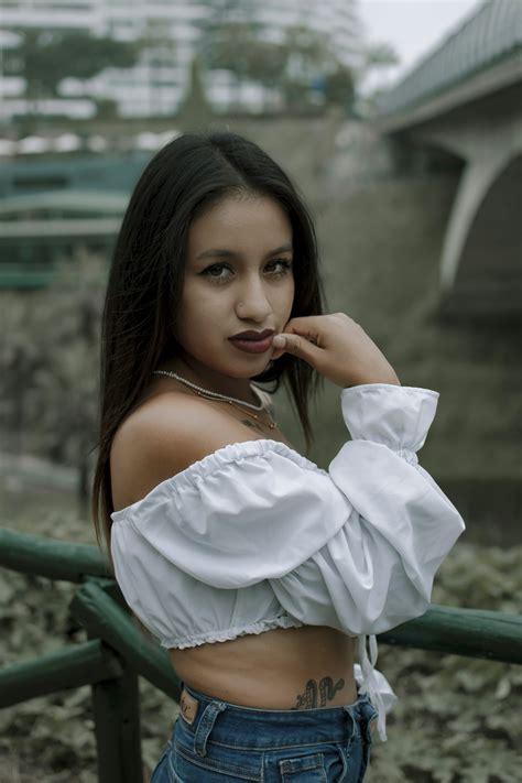 다리를 배경으로 사진을 찍기 위해 포즈를 취하는 여성 사진 Unsplash의 무료 여자 이미지