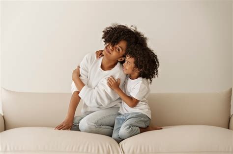 Plano Completo Madre E Hijo En El Sofá Foto Gratis