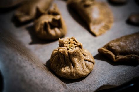 직사각형 블랙 세라믹 접시에 구운 연어 생선 · 무료 스톡 사진