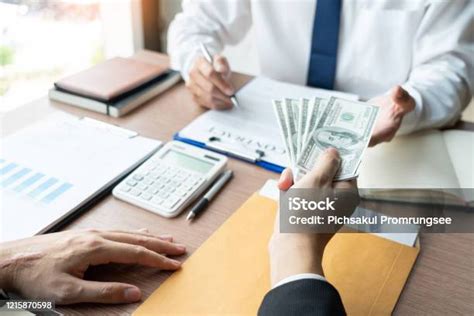 뇌물수수 및 부패 사업가 손주고 봉투제공 파일 부정 부정 행위 사업 불법 돈 개념 계약서에 대한 스톡 사진 및 기타 이미지 계약서 금융 남자 Istock