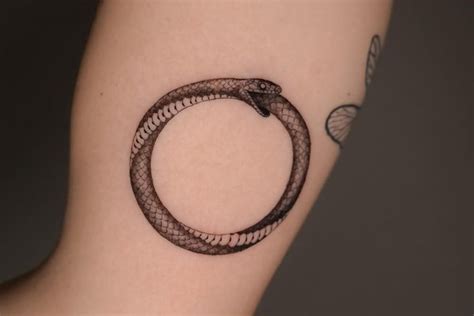 Уроборос Тату — Значение Эскизы и Идеи Vean Tattoo