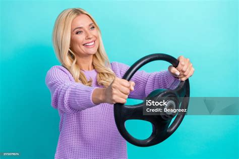 긍정적 인 예쁜 아가씨 팔 홀드 휠 이빨 미소 빈 공간 고립 된 아쿠아 마린 색상 배경의 프로필 사진 곱슬 머리에 대한 스톡 사진 및 기타 이미지 Istock