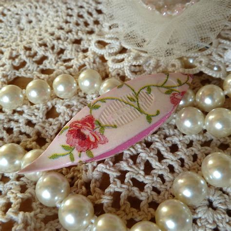 Decoromana How To Decoupage A Tatting Shuttle Tutorial